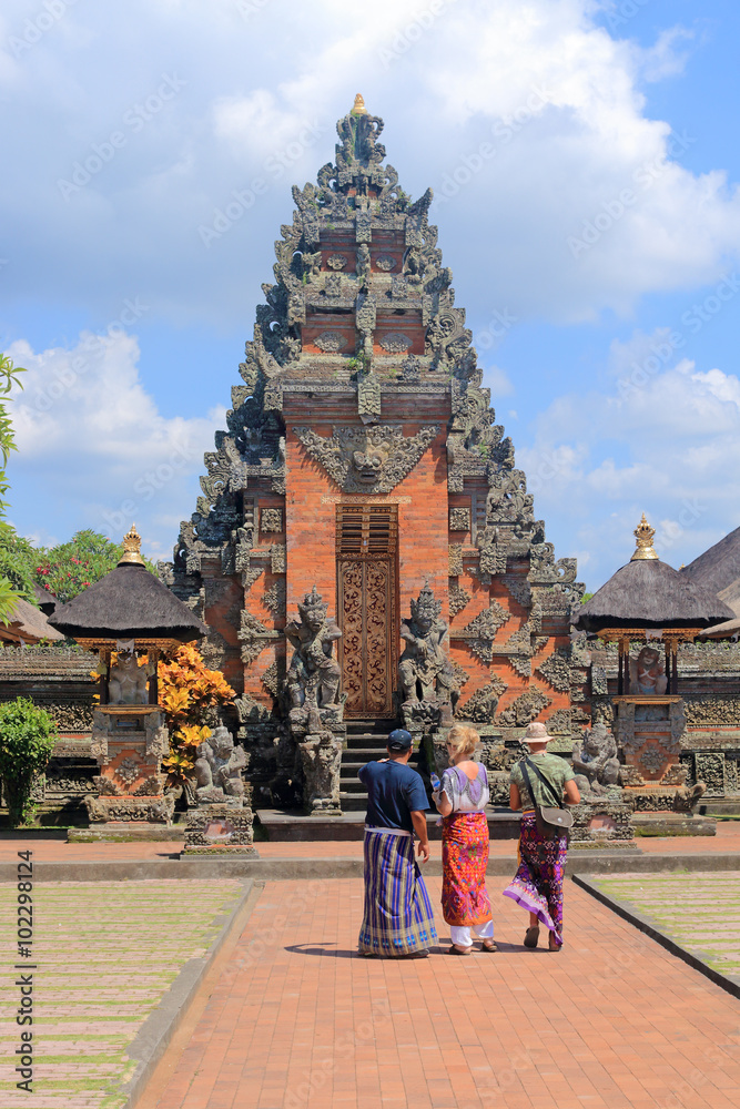 Poster Guide and tourists in ancient temple – Wall Art | UkPosters
