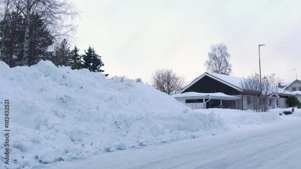 Vidéo Stock Pan of a very snowy street in a suburban area. Starts with ...
