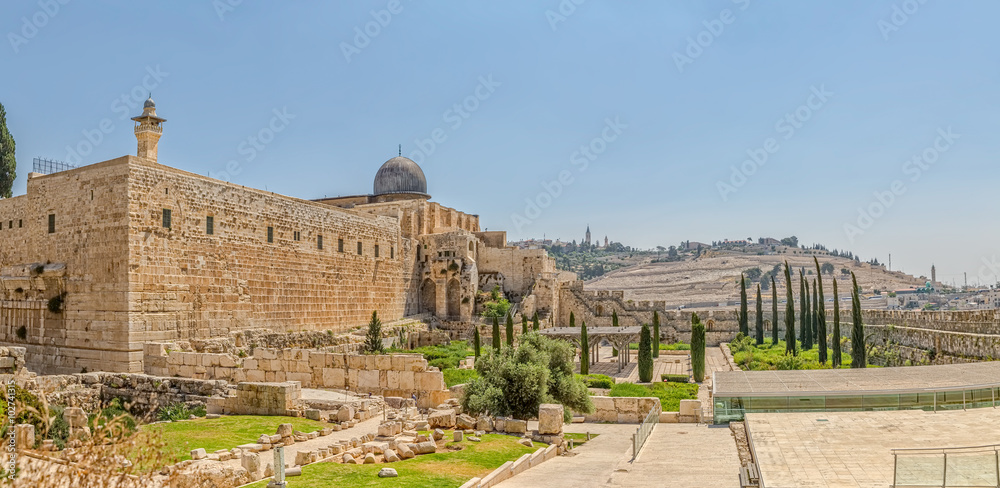 Panoramic view of the Solomon's temple remains and Al-Aqsa Mosque ...