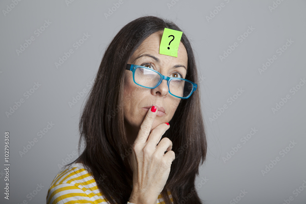 Mujer dudando Stock Photo | Adobe Stock