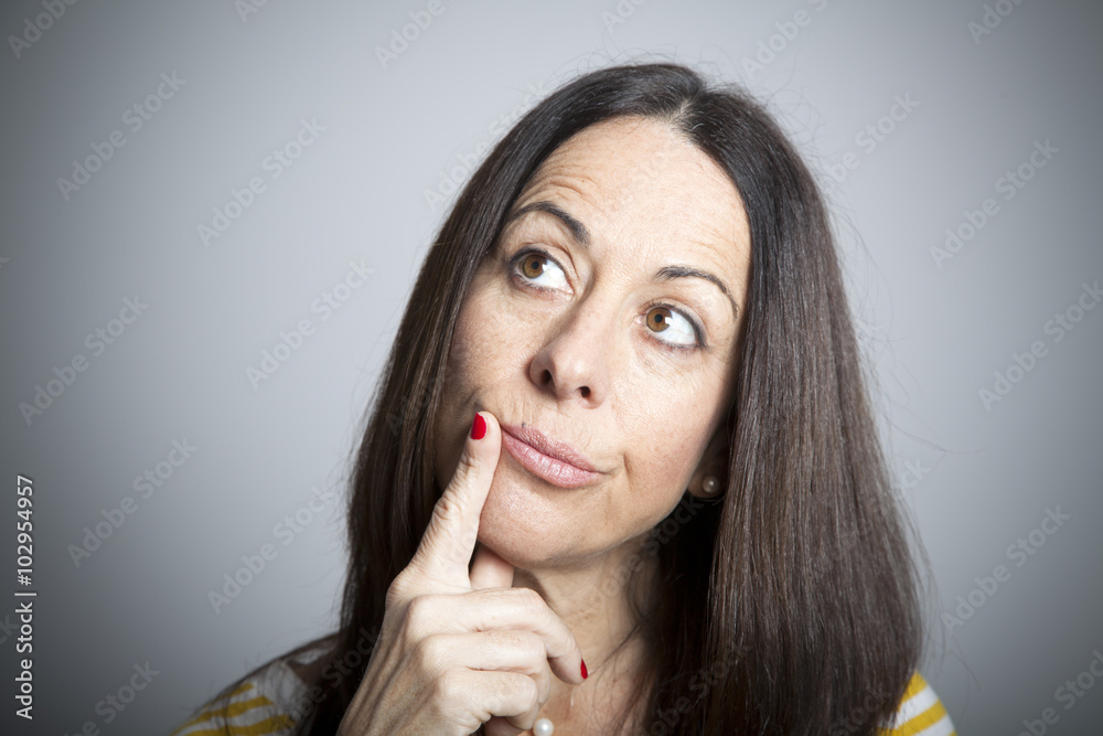 Mujer pensando Stock Photo | Adobe Stock