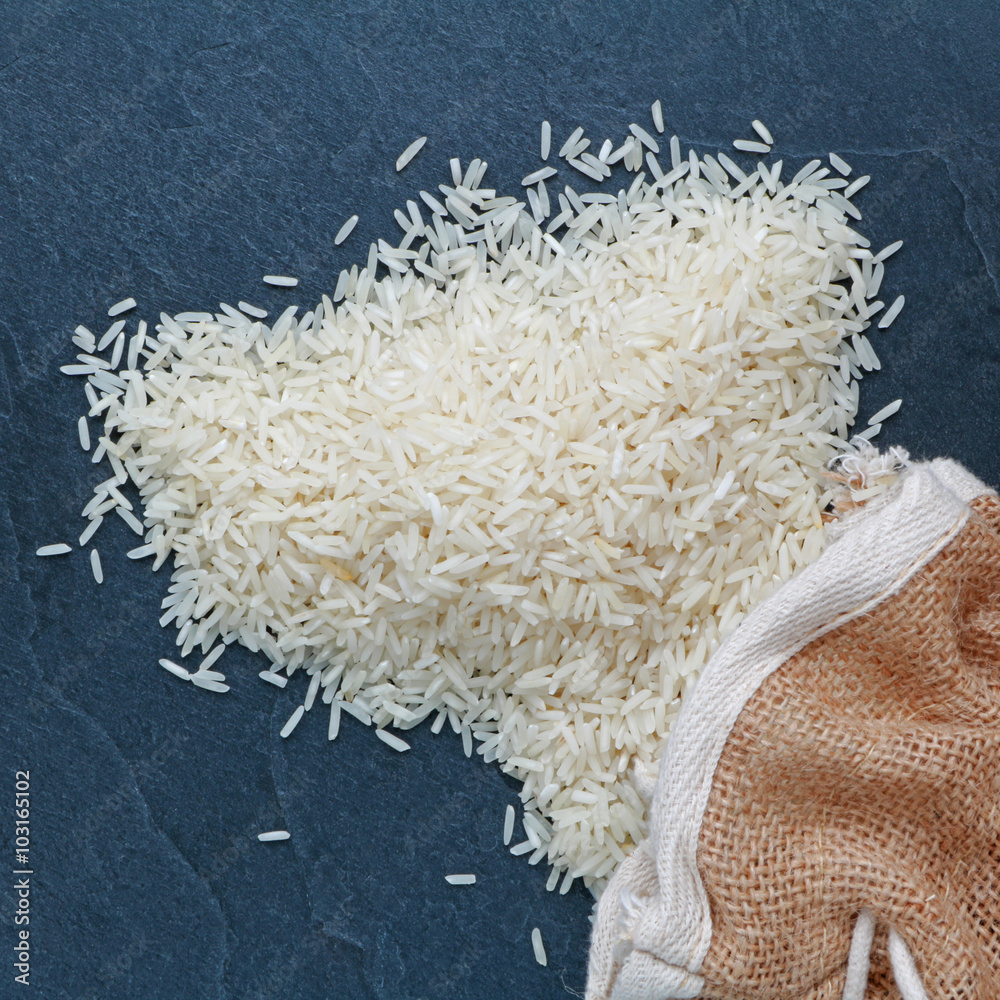 Sac en toile de jute et grains de riz sur ardoise Stock Photo | Adobe Stock