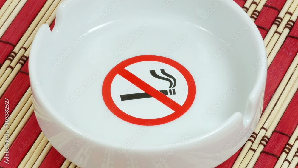 Zooming on an ashtray with a no smoking sign in it Stock ビデオ | Adobe Stock
