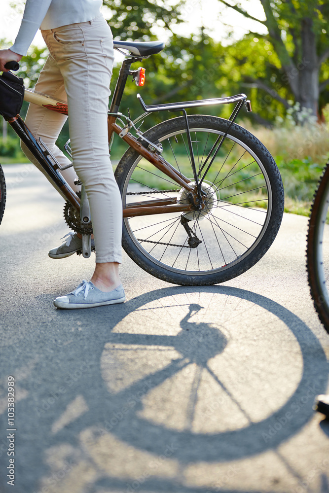 Reifen vom Fahrrad auf der Straße Stock Photo | Adobe Stock