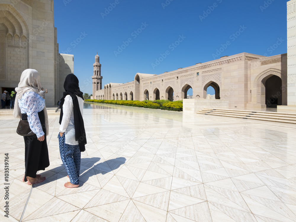 Zwei junge Frauen betrachten sich die Große Sultan-Qabus-Moschee, eine ...