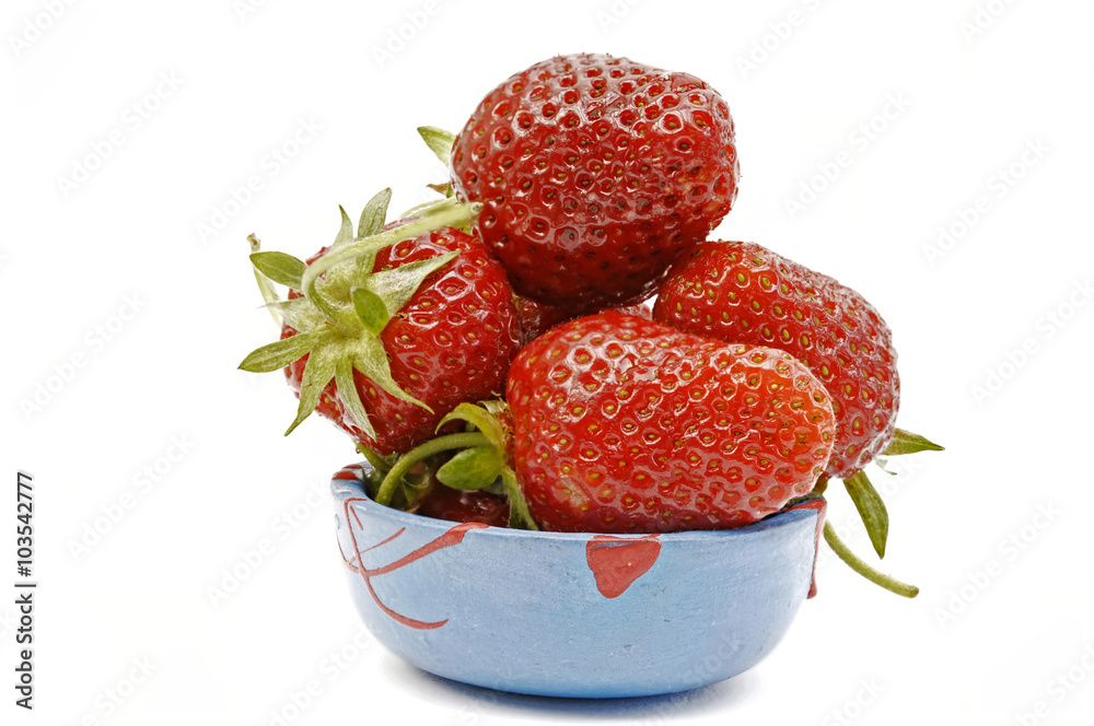 frische Erdbeeren in einer blauen Schale Stock-Foto | Adobe Stock