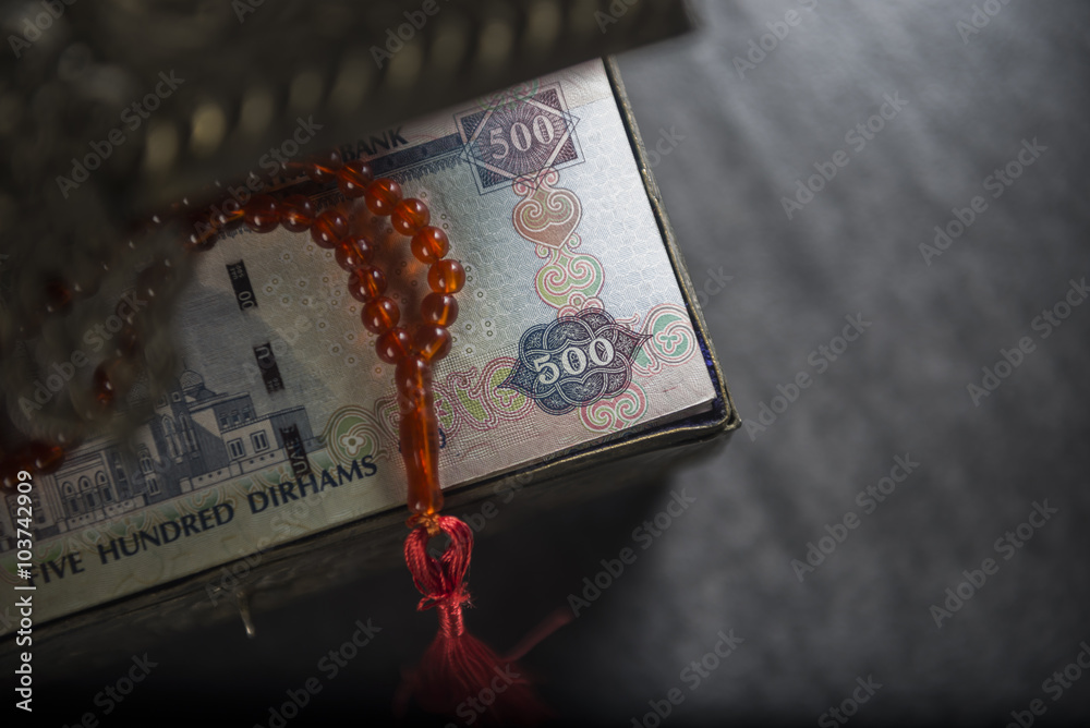 Foto de UAE Dirham currency notes with Islamic prayer beads shot from ...