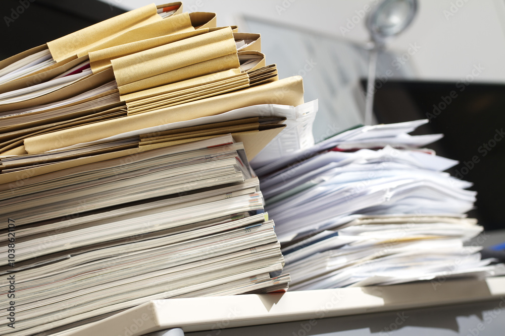 Akten und Papierstapel in einem Büro Stock-Foto | Adobe Stock