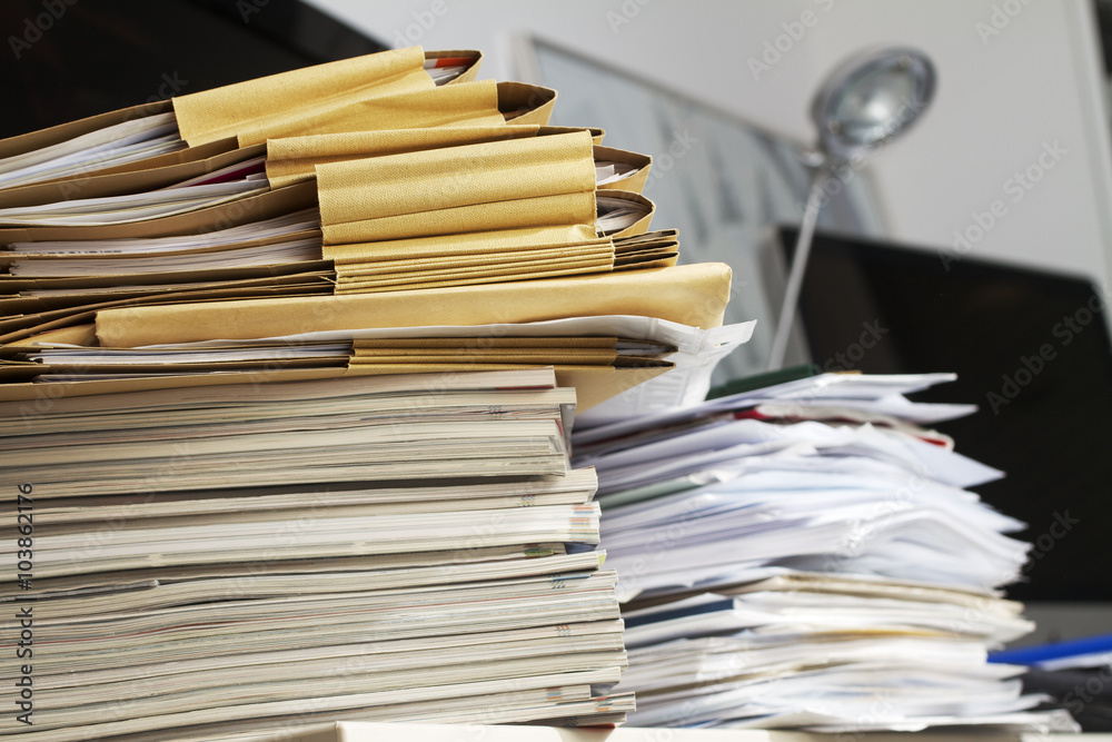Akten und Papierstapel in einem Büro Stock-Foto | Adobe Stock