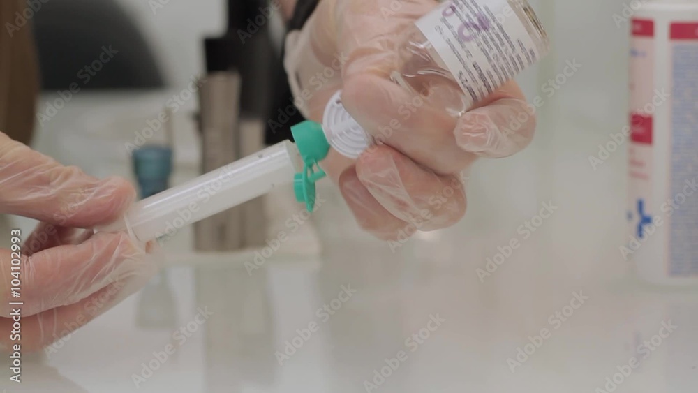 Aufziehen einer Injektion - Spritze Stock-Video | Adobe Stock