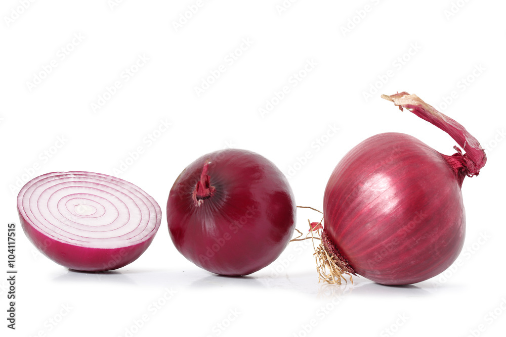 oignons rouges sur fond blanc Stock Photo | Adobe Stock