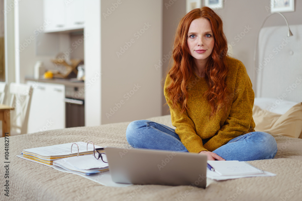 studentin lernt mit laptop und unterlagen in ihrer wohnung Stock-Foto ...