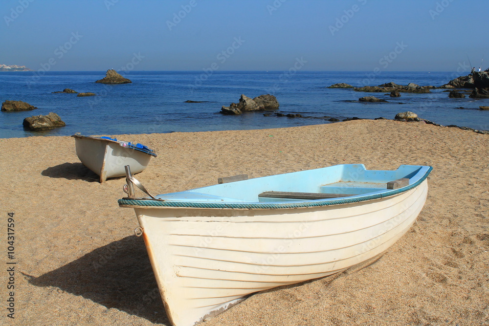 Barque de pêche sur une plage de méditerranée Stock Photo | Adobe Stock