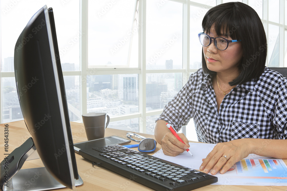 working woman writing paper message on office table use for peop Stock ...