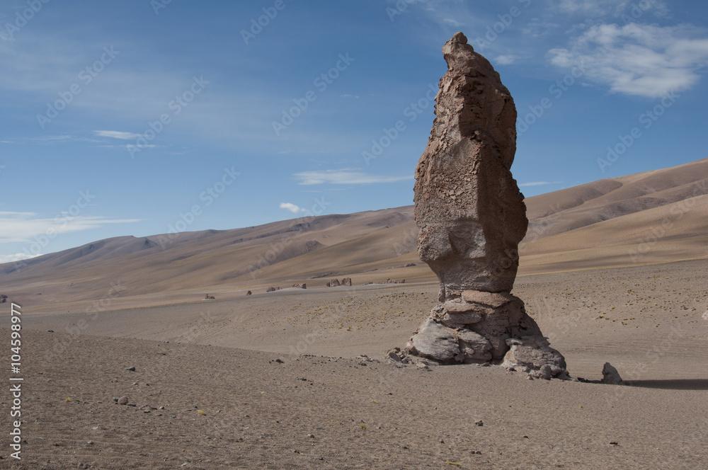 Desierto de rocas y arena, salar de Atacama, cordillera de los Andes ...