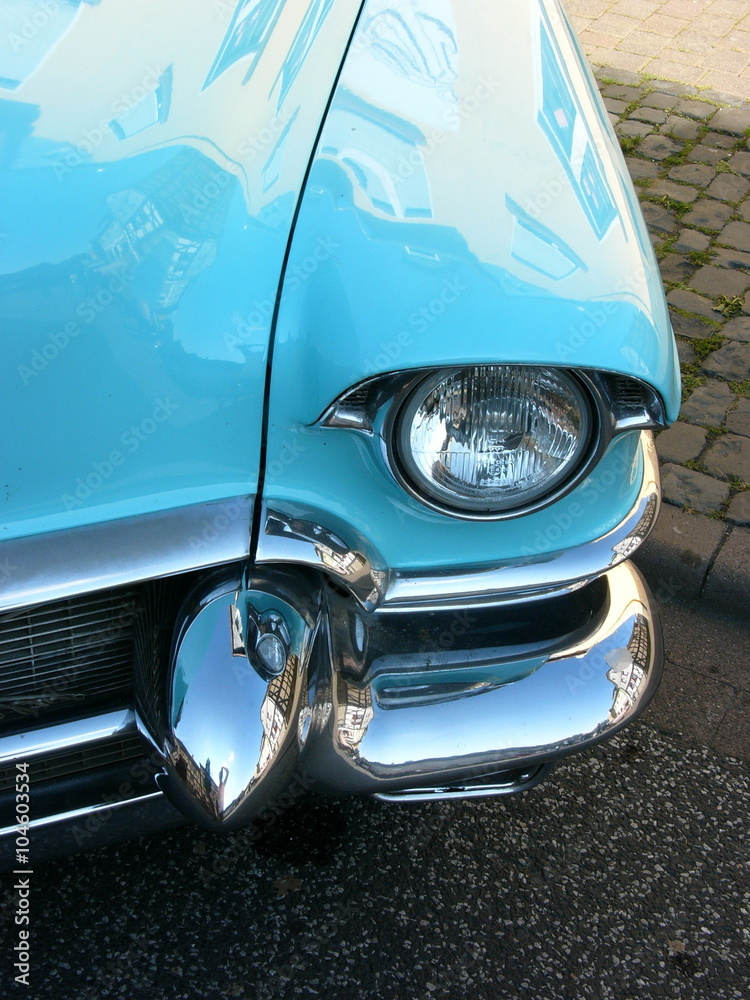 Chromglanz an Kühlergrill und Stoßstange einer amerikanischen Limousine ...