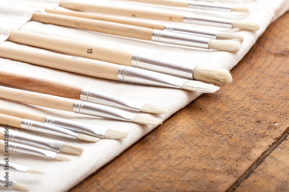 Pinsel zum Malen in verschiedenen Grössen auf Holztisch Stock Photo ...