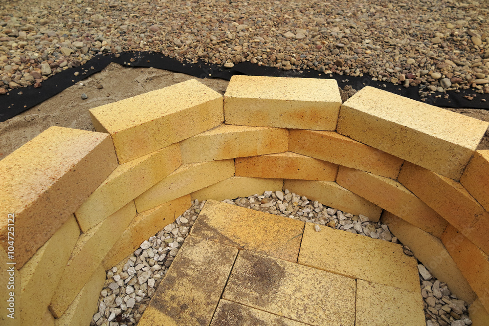 Foto de Step by step making of a fire pit using yellow aluminous bricks ...