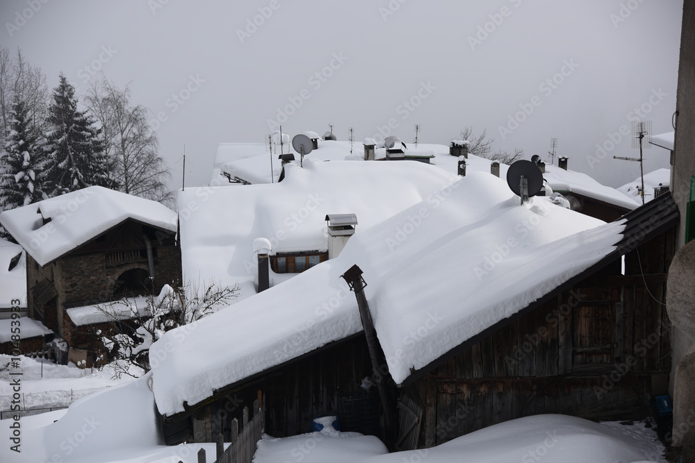 tetto casa tetti case di montagna camino tetto con neve montagna casa ...