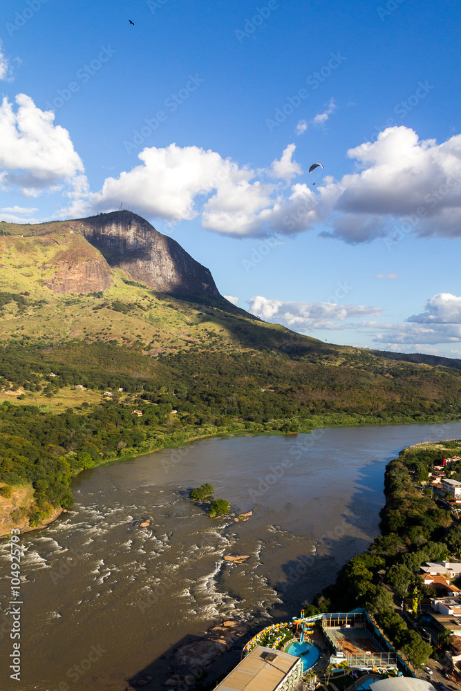 Paisagem aérea em Governador Valadares com Paraglider e pico do ...
