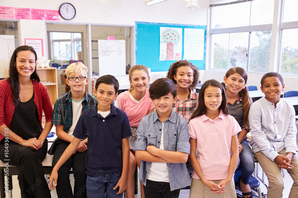 Elementary school teacher and her pupils in classroom Stock Photo ...