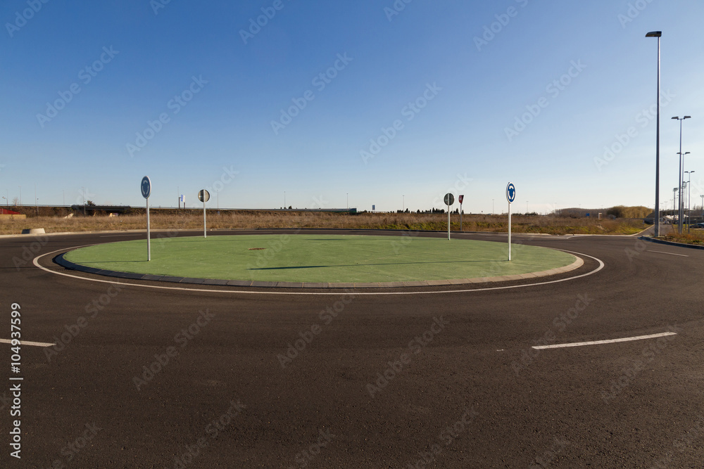 Rotonda o glorieta de nueva construccion. Diseñada en cemento pintado ...