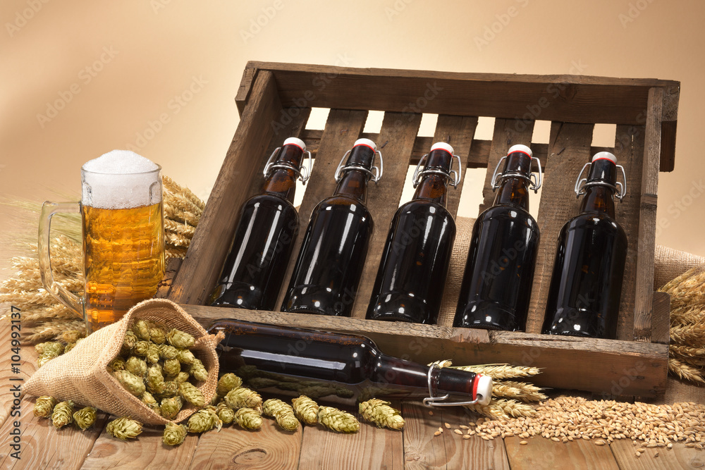 Bierkasten mit Bierglas Stock-Foto | Adobe Stock