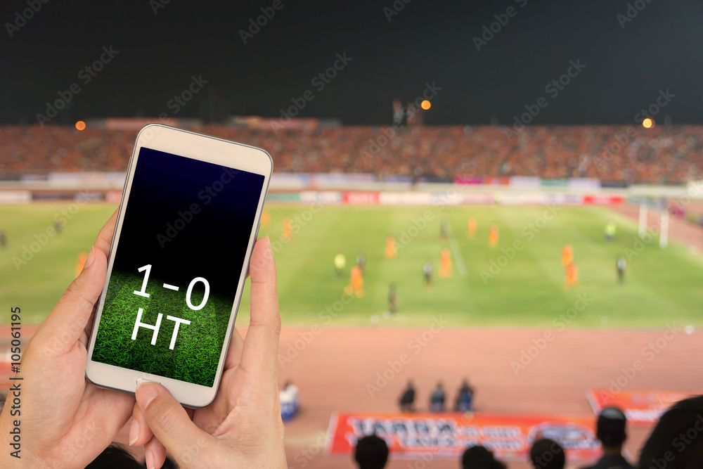 Hand holding mobile smart phone with score on black screen, blur Stock ...