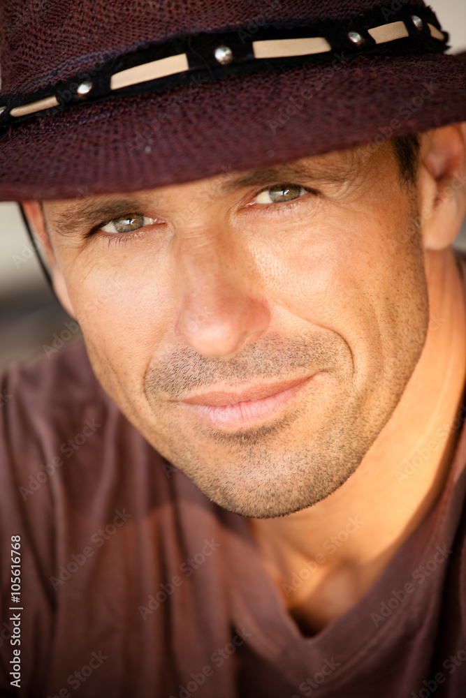 portrait d'homme caucasien séduisant Photos | Adobe Stock