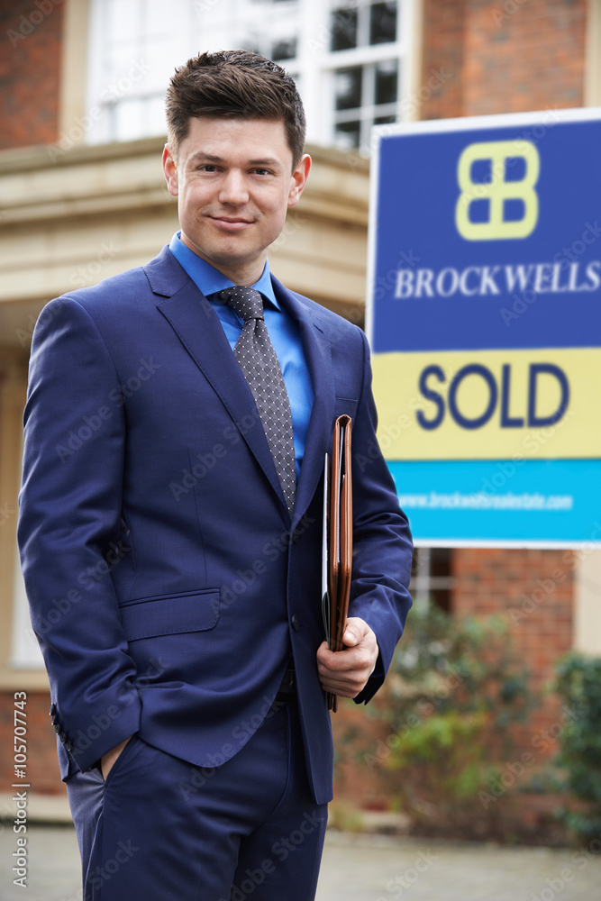 Portrait Of Male Realtor Standing Outside Residential Property foto de ...