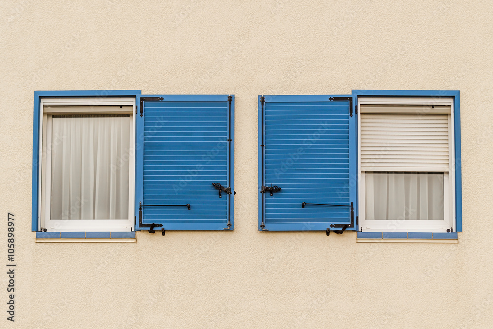 fenêtres symétriques avec volets bleus à persiennes Stock 写真 | Adobe Stock