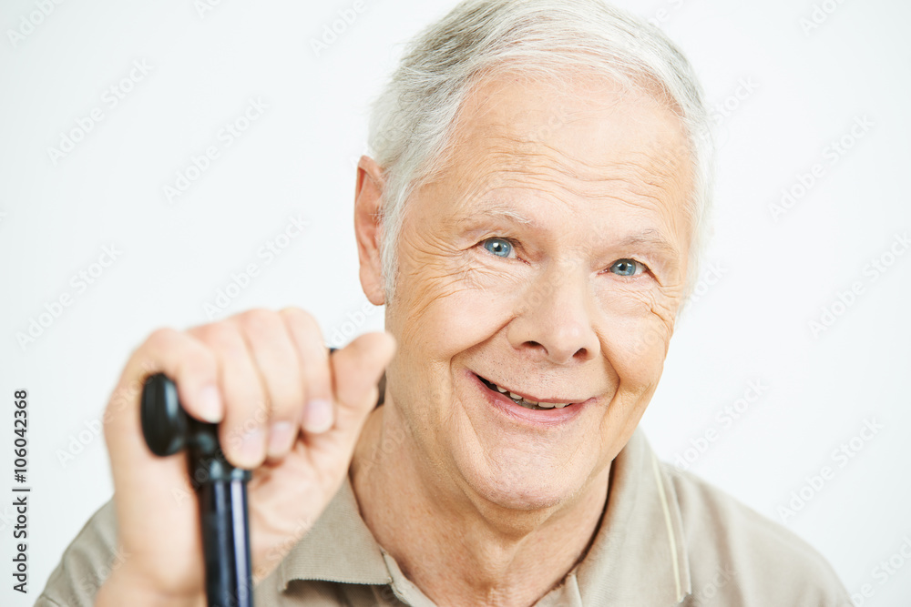 Lächelnder alter Mann mit Gehstock Stock Photo | Adobe Stock