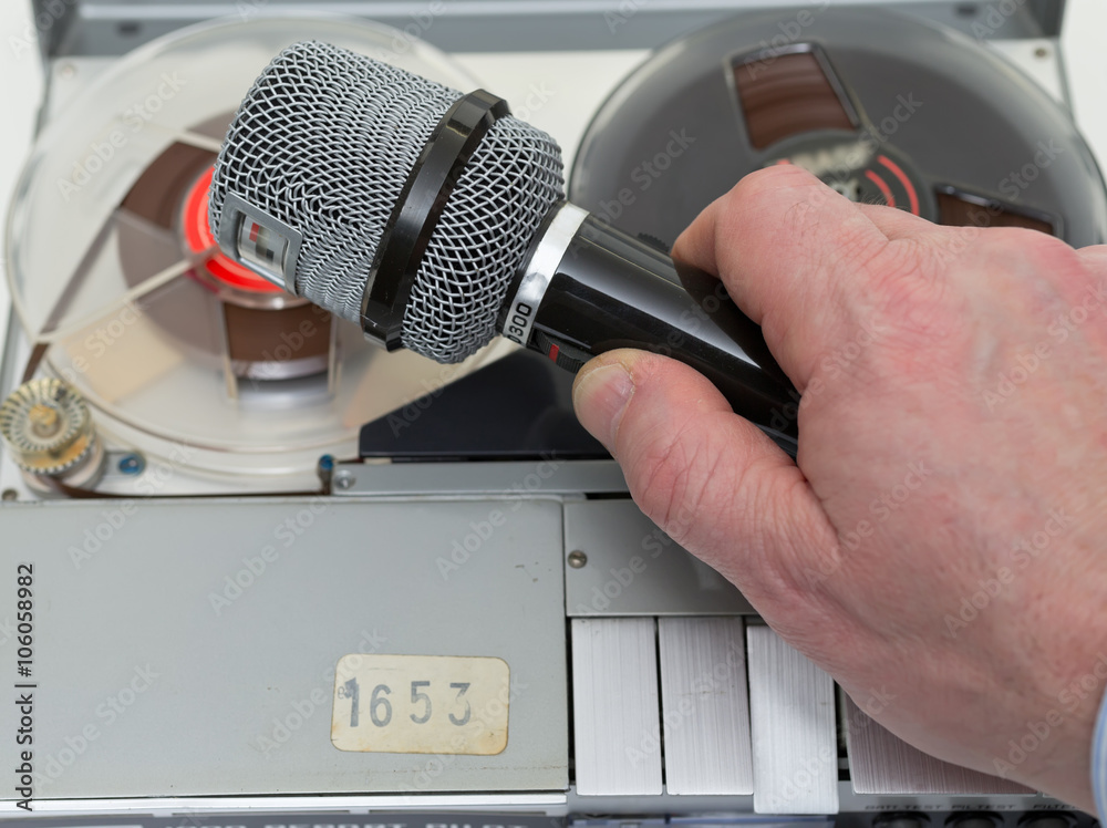 Interview mit Mikrofon. Reporter. Stock-Foto | Adobe Stock