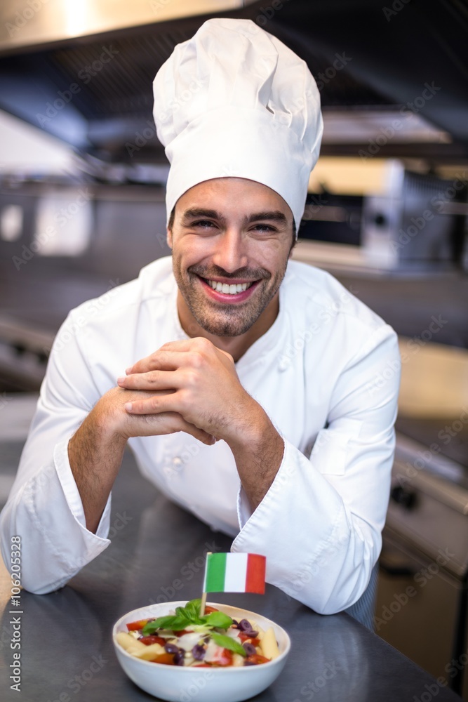 Handsome chef presenting meal with italian flag foto de Stock | Adobe Stock