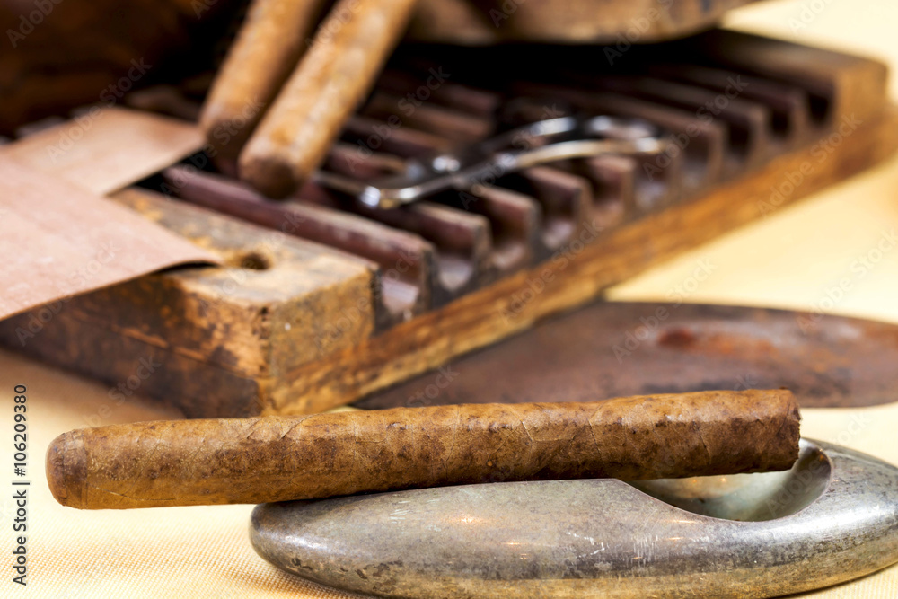 Foto Stock Cigars with wooden box, and tools for cigar preparation ...