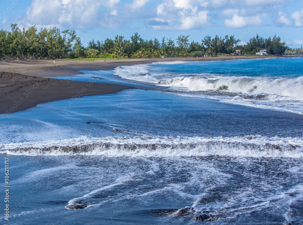 ressac sur plage de sable noir de l'Etang-Salé-les-Bains, île de la ...