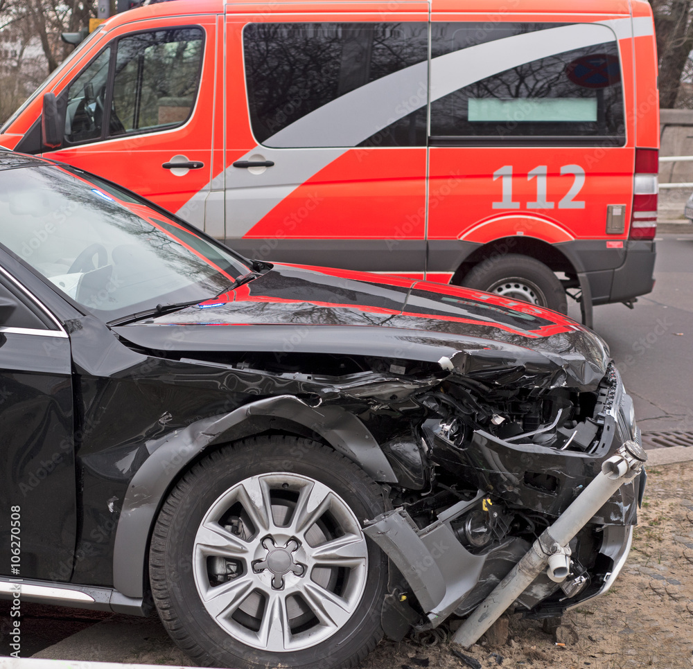 Unfallwagen und Feuerwehrauto Stock-Foto | Adobe Stock