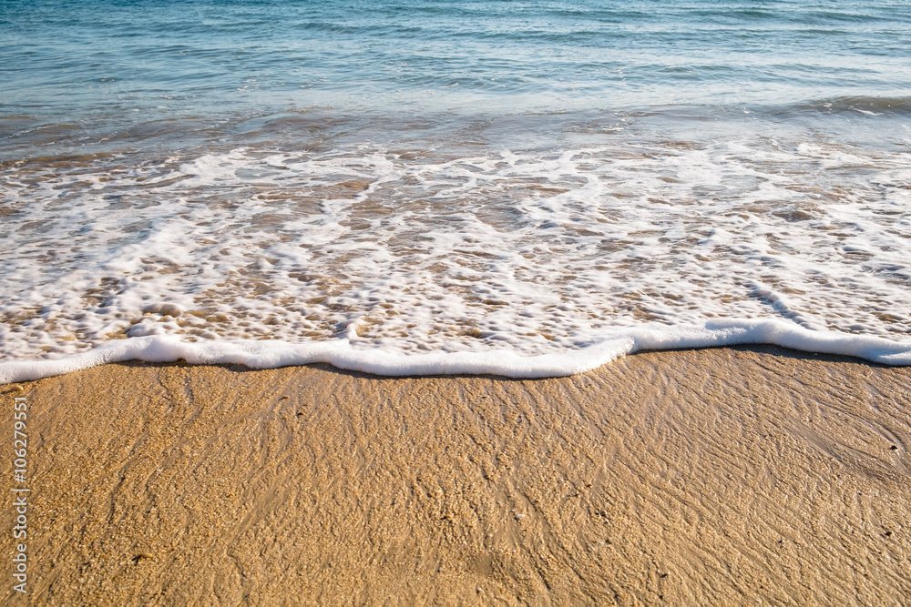 Strand mit Wasser und Wellen Stock-Foto | Adobe Stock