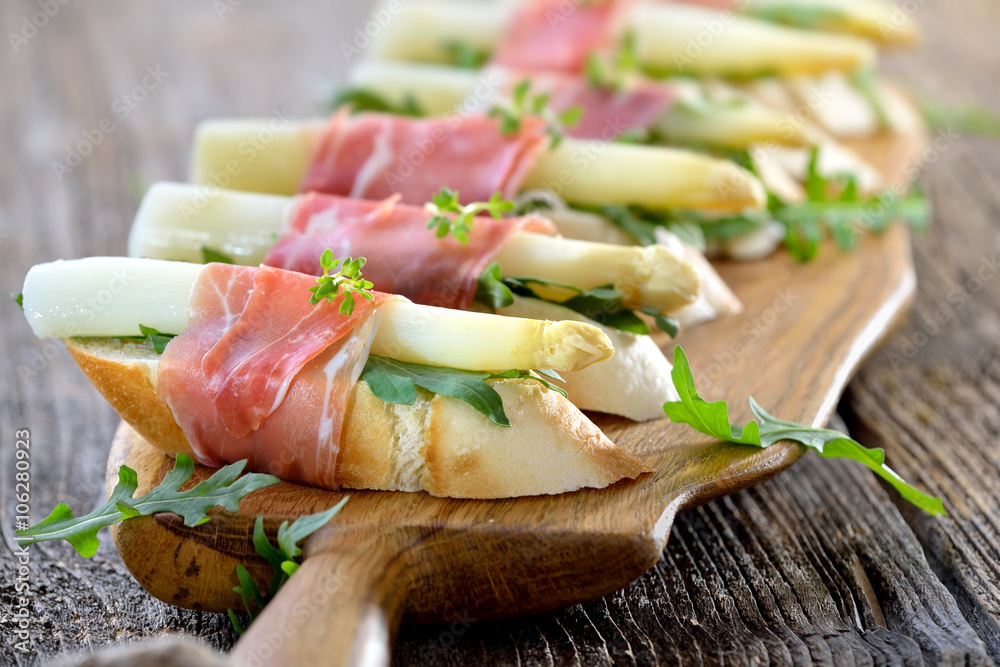Canapes mit weißem Spargel und italienischem Prosciutto - Canapes with ...