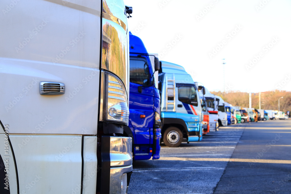 Trucks park in a parking lot Stock 写真 | Adobe Stock