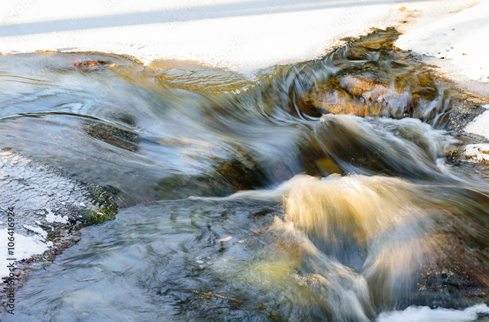 Fotografia do Stock: Snow melting into spring stream (long exposure ...