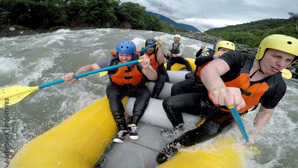 Vídeo do Stock: whitewater rafting boat team tough paddling on pastaza ...