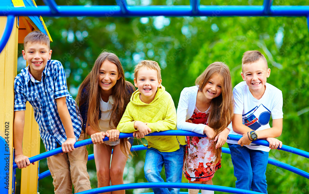 Smiling Excited Kids Having Fun Together On Playground Stock Foto Smiling Excited Kids Having Fun Together On Playground Stock Foto
