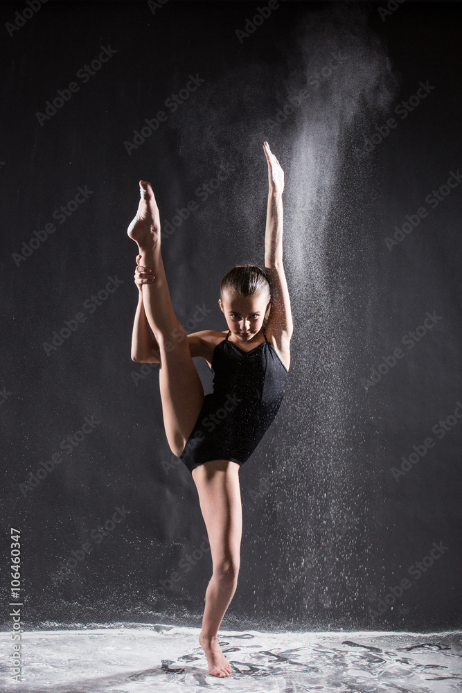 Young ballet dancer with flying powder doing the splits Stock Photo ...