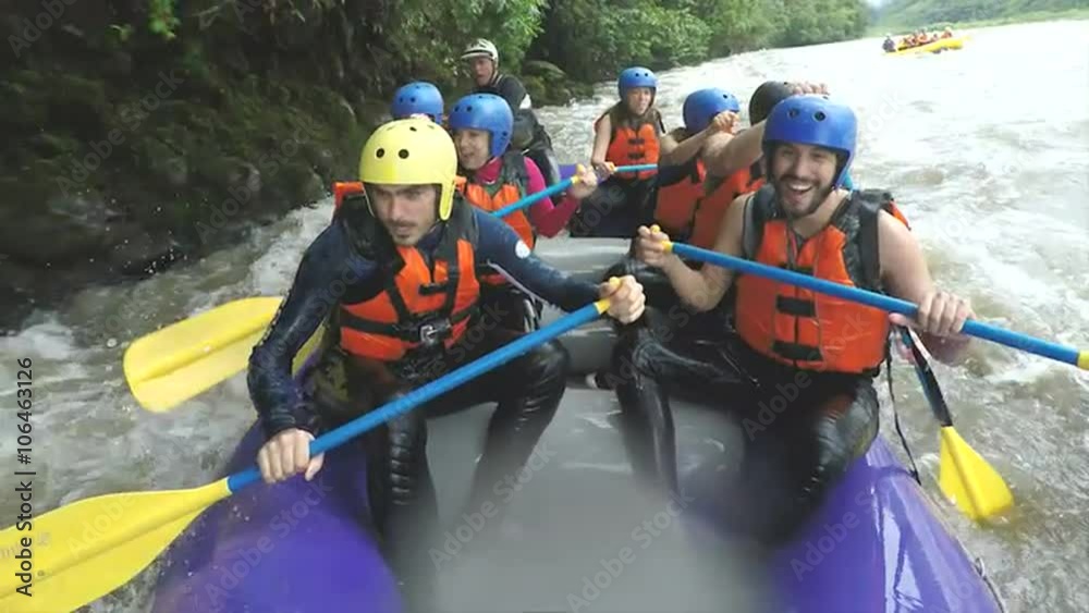 Vidéo Stock Experience the thrill of whitewater rafting as a dynamic ...