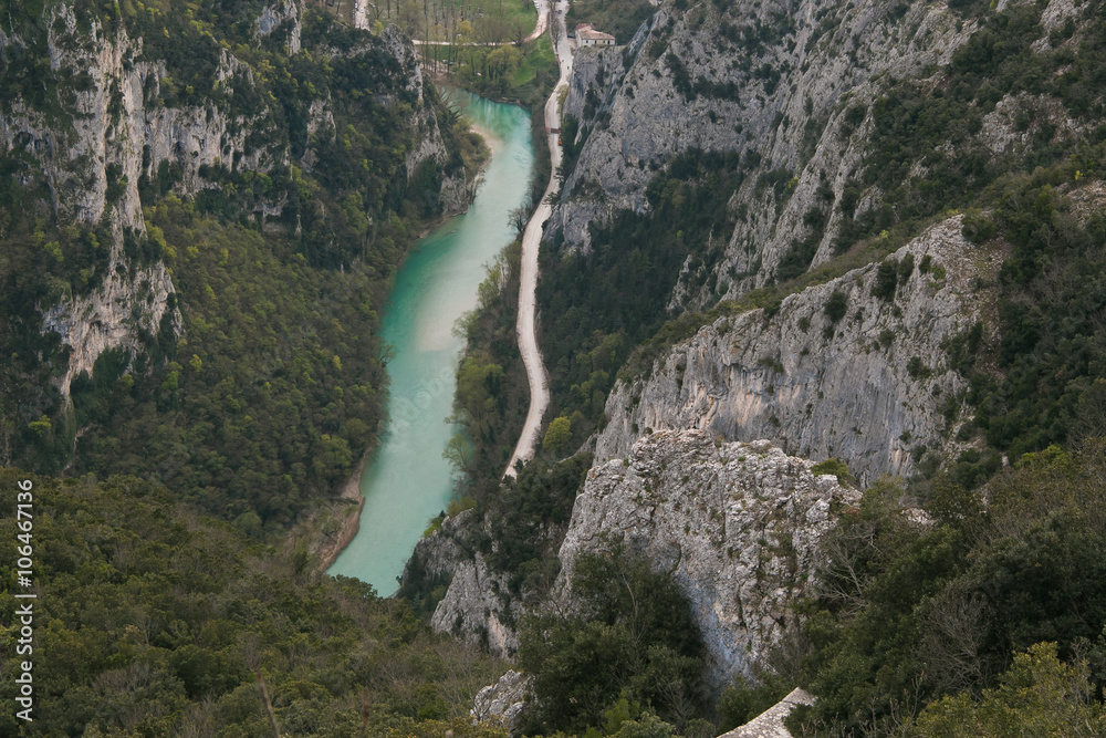 Foto Stock Fiume metauro nelle marche | Adobe Stock