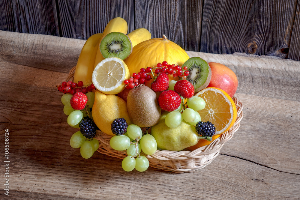 Dekorativer Obstkorb auf Holz Stock Photo | Adobe Stock