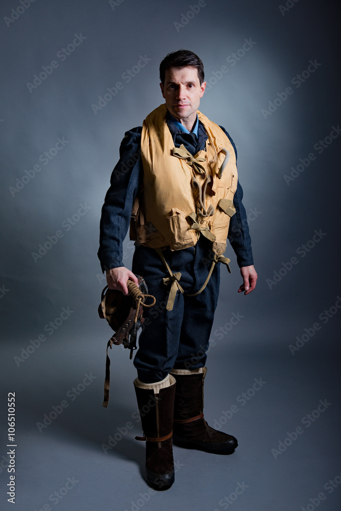 Uniform and equipment worn by pilots and aircrew of the Royal Air Force ...