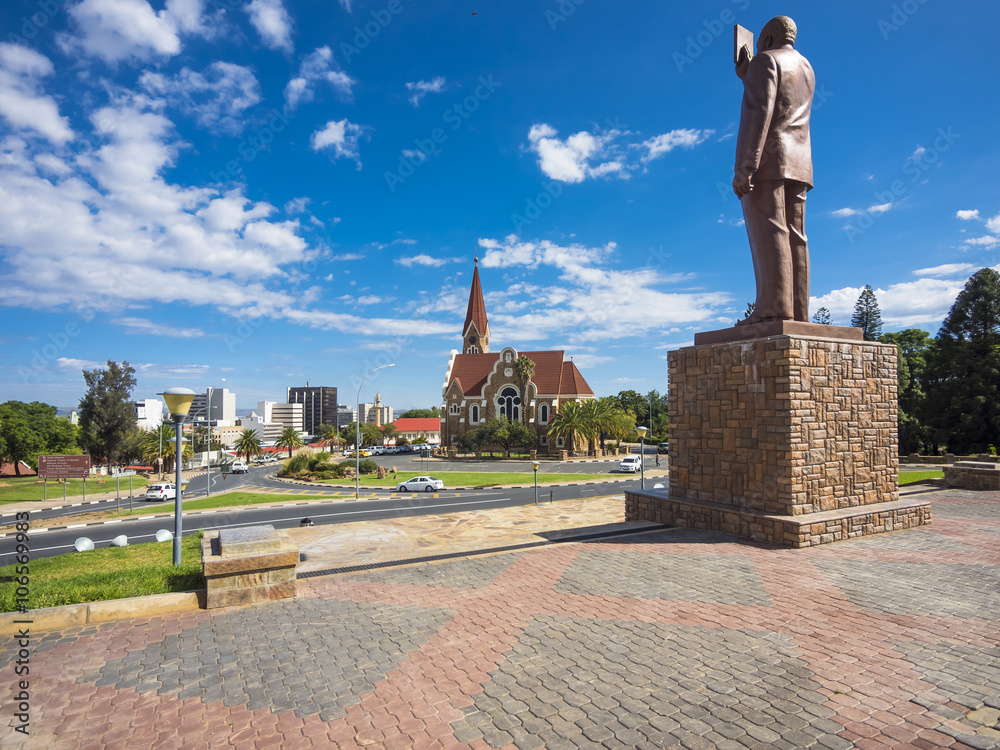 Statue von Dr. Sam Nujoma Gründer und Präsident von Namibia, hinten ...