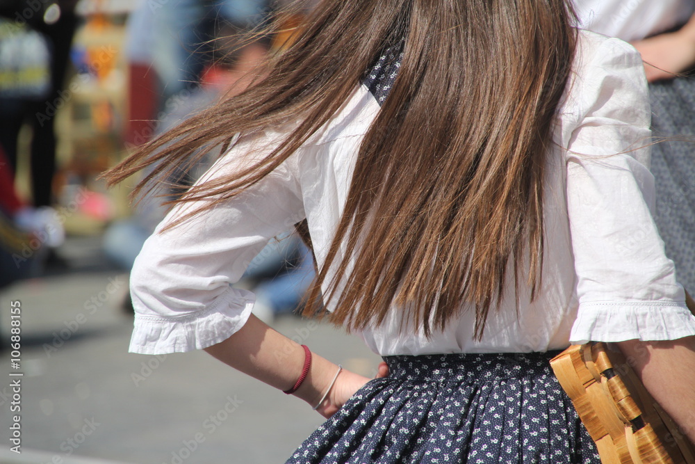 Mujer joven bailando una danza vasca en un festival de folklore ...